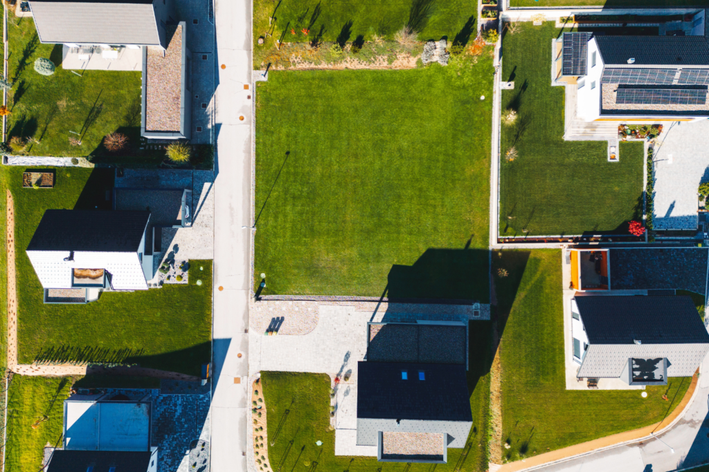 Curte Mică vs. Curte Mare la Casă: Avantaje și Dezavantaje | Neo Home